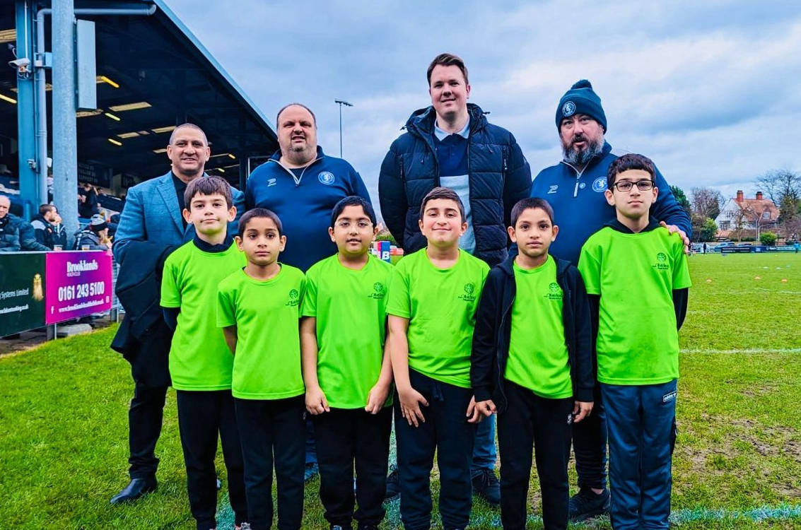 Primary school children roar on the Lions